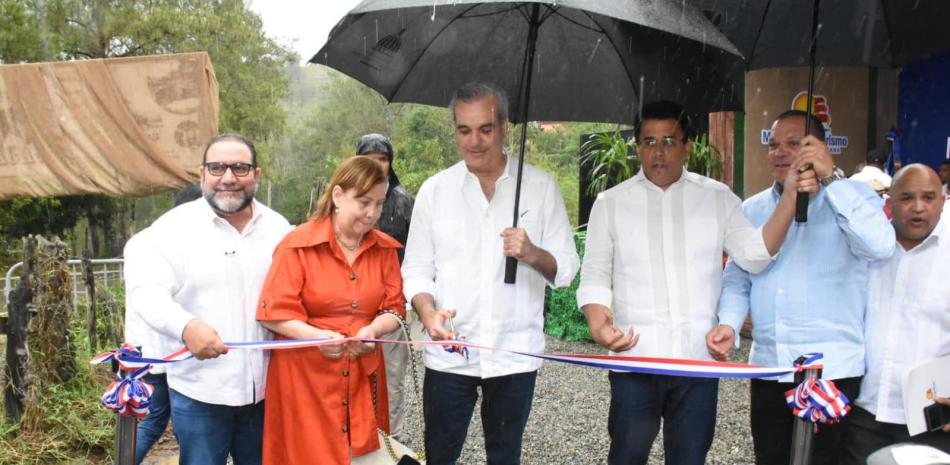 Abinader inaugura una carretera que impulsará el ecoturismo en Constanza