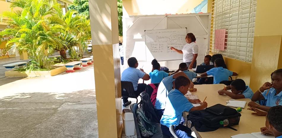 Estudiantes de escuela en Dajabón reciben clases en comedor y pasillos ...