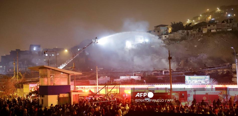 Voraz incendio en Lima, Perú, deja más de 200 afectados