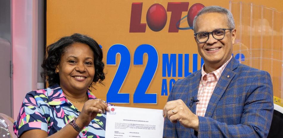LEIDSA entrega certificado a Conserje ganadora de 22 millones con el Loto