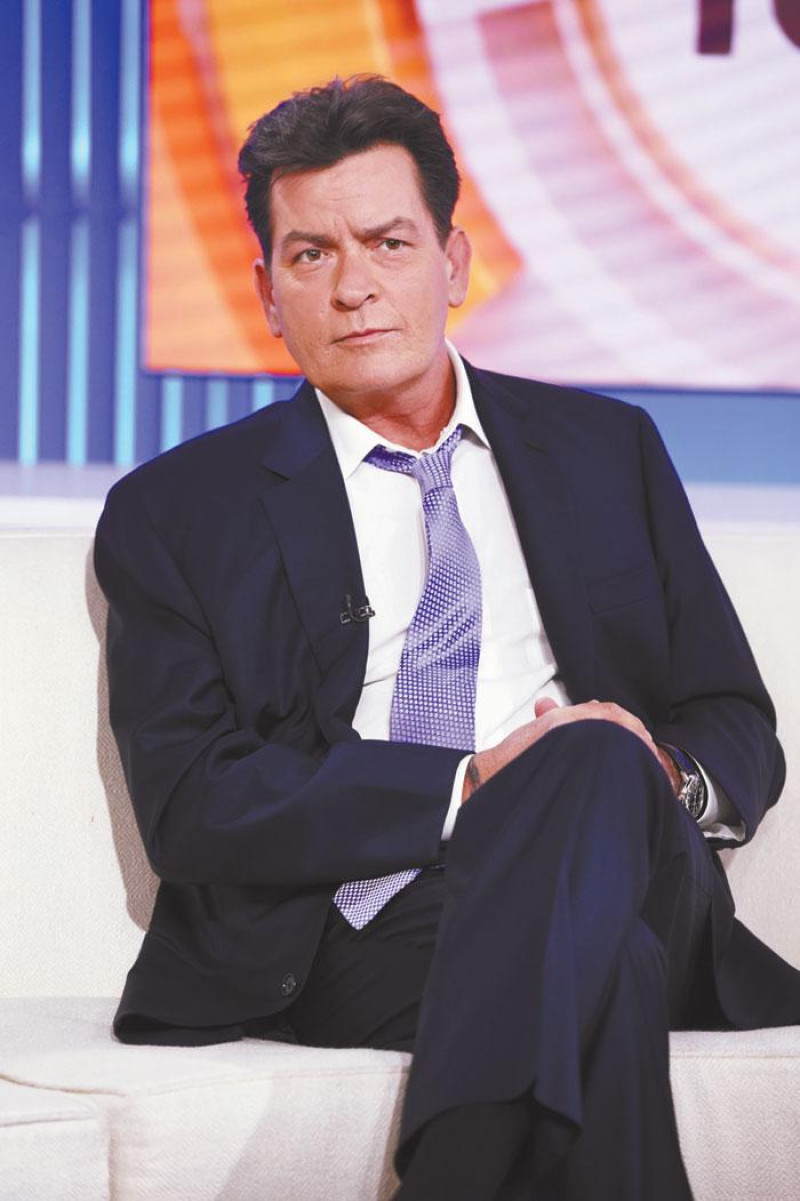 Escena de la vida real: vecina intenta estrangular a Charlie Sheen