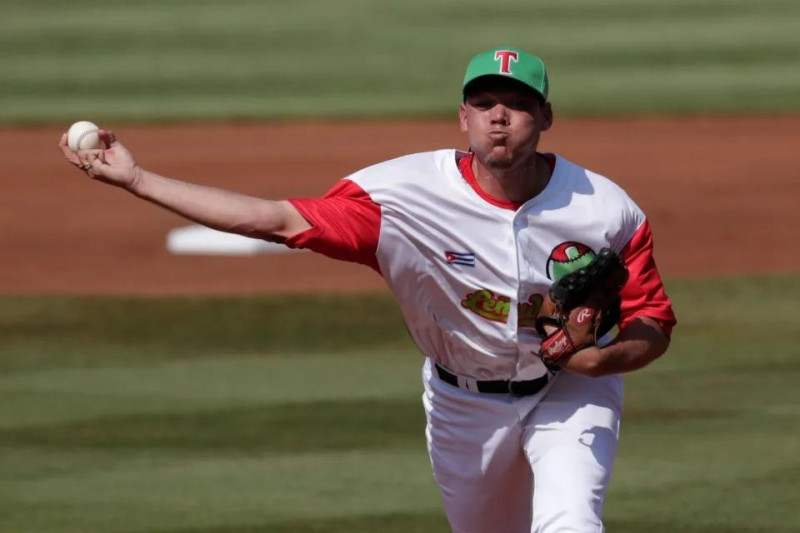 El lanzador cubano Yariel Rodríguez firma con los Azulejos de Toronto