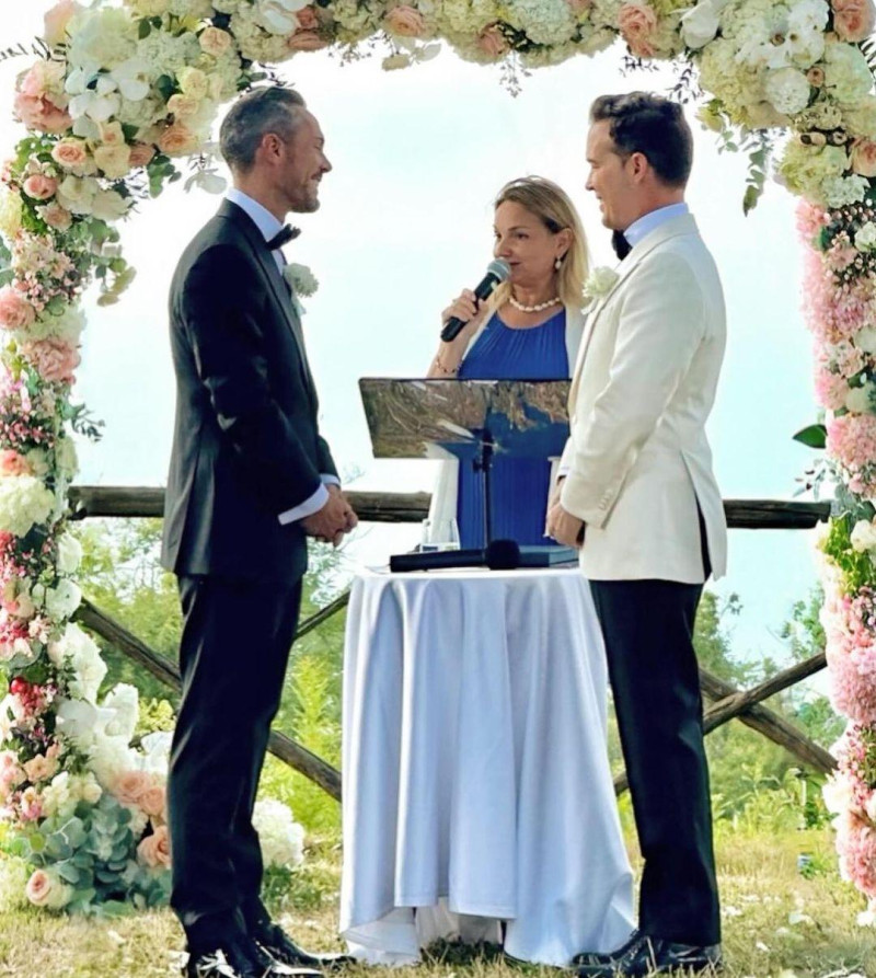 Periodista de Univision Roger Borges y su pareja, Eric, se casan en Italia