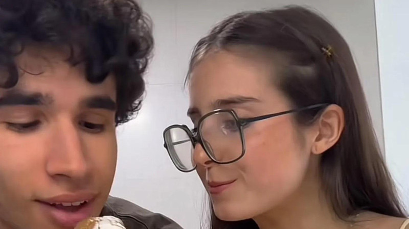 RoRo se hace viral por cocinar siempre para su novio, pero en las redes "le dan hasta con el ...