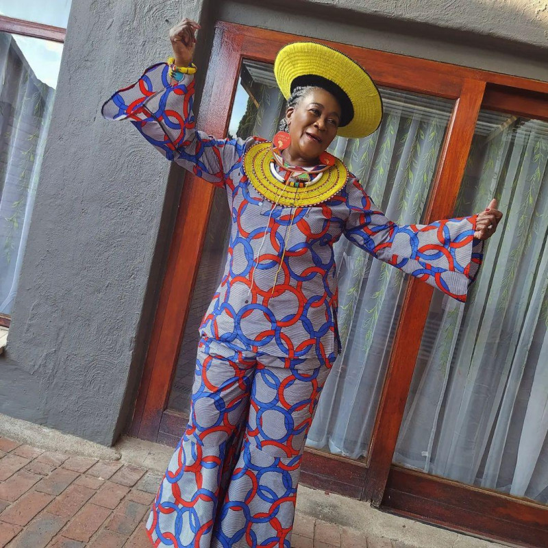 Muere Connie Chiume, la actriz sudafricana que hizo su debut en 'Black ...