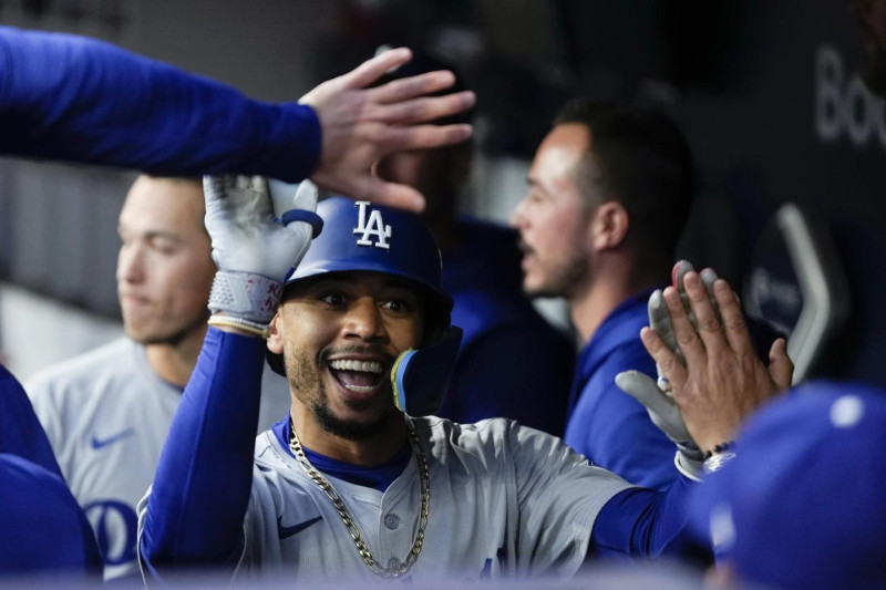 Dodgers siguen con vida al apalear a los Padres 8-0 liderados por Betts ...