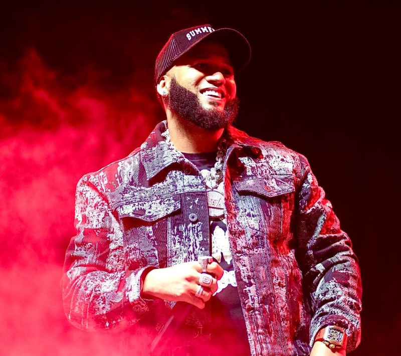 El Alfa hace una pausa temporal de los escenarios por “complicación vocal”