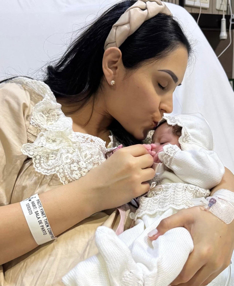 Yinette Then Comprés presenta a su hija