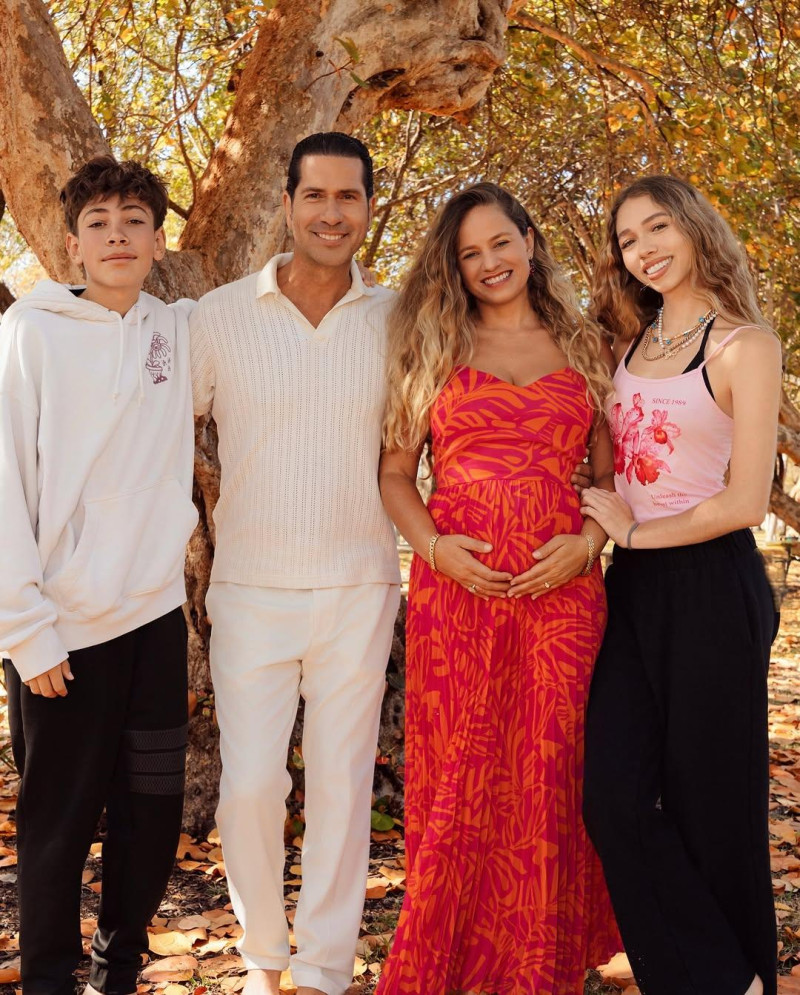 Actor Gregorio Pernía se convierte en padre por sexta vez a sus 55 años