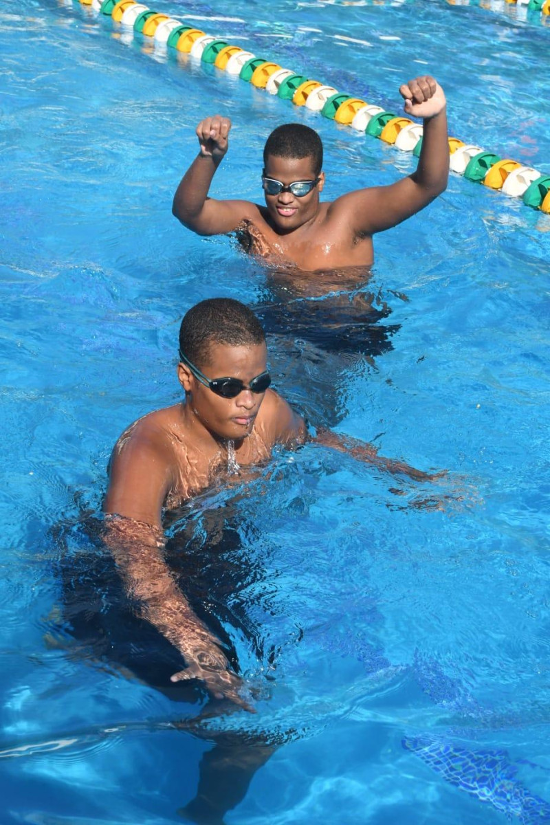 Son no videntes, gemelos... y buenos nadadores
