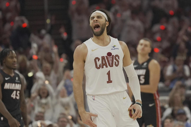 Mitchell anota 30 puntos, Cavaliers vencen a Heat 121-112