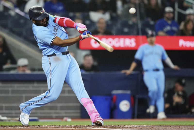 Guerrero Jr. dispara su octavo jonrón en fiesta de palo de los Azulejos