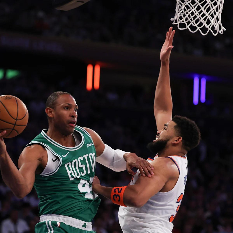 Al Horford felicita a Karl Anthony Tows por campeonato con los Knicks