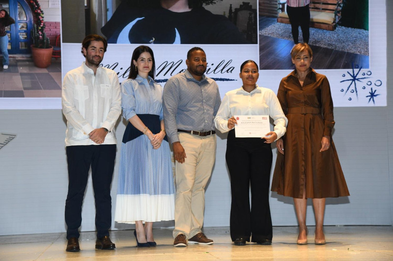 Grupo Corripio reconoce a estudiantes meritorios