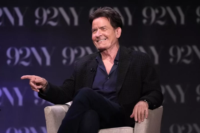 Charlie Sheen revela lleva ocho años sobrio y en celibato