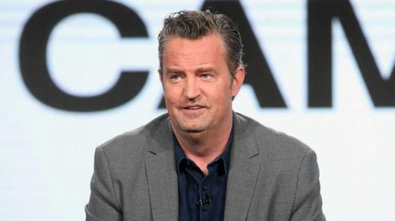 Subastan una cartera de Matthew Perry y una carta que le escribió ...