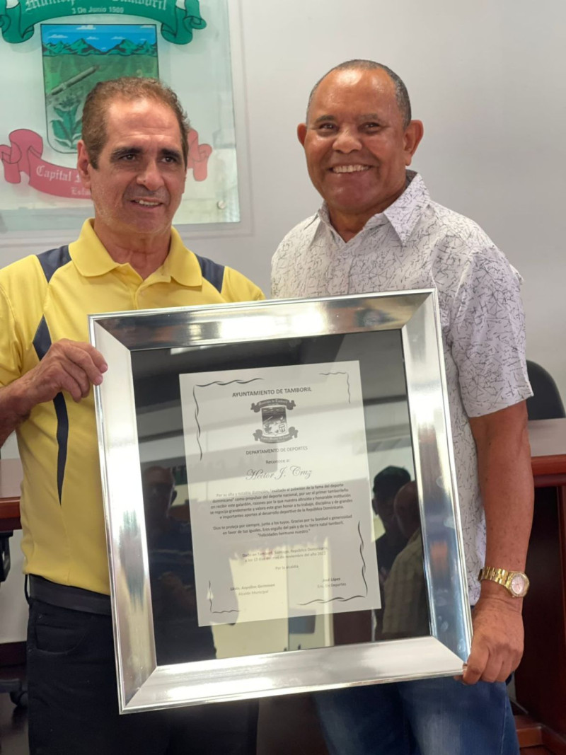 Héctor J. Cruz reconocido por Alcaldía y Deportistas en Tamboril