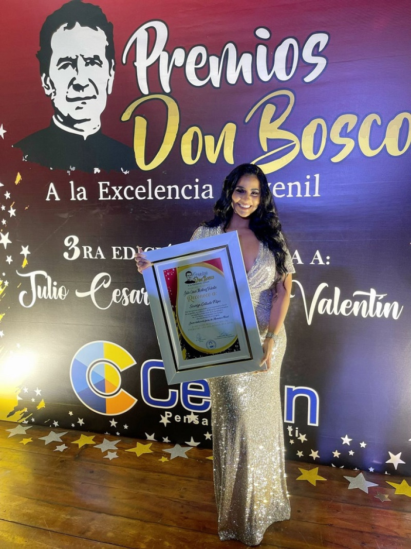 Scarlet Collado, integrante de “Pégate y Gana con el Pachá”, recibe ...