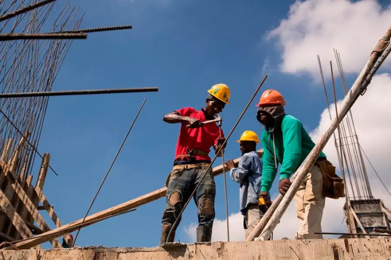 Constructores de viviendas advierten sobre retrasos en obras por escasez de mano de obra haitiana