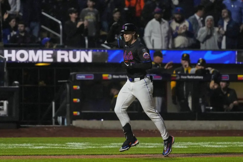 Baty conecta jonrón decisivo y Mets vencen a inofensivos Piratas