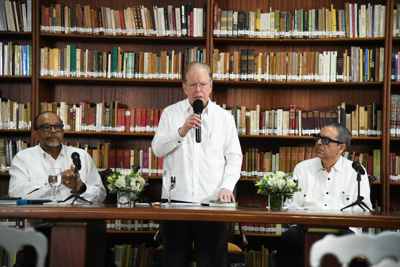 Ponen en circulación obra del empresario Rolando Espinal