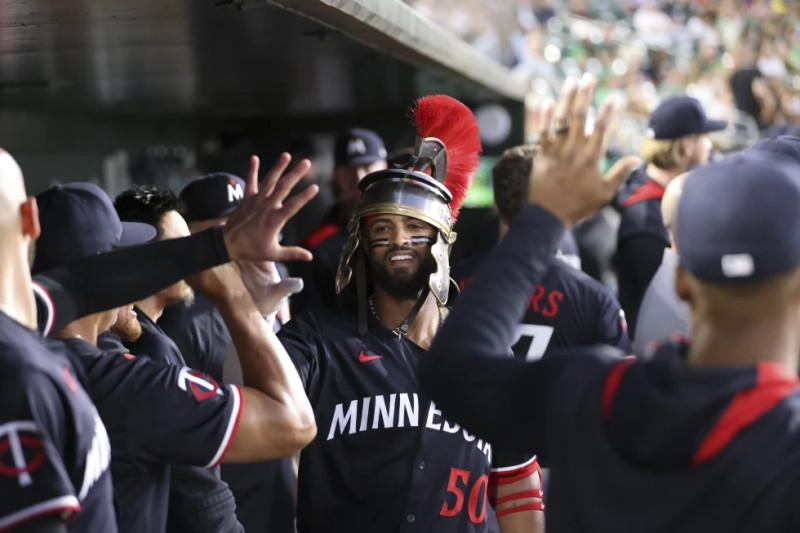 Willi Castro da dos vuelacercas, Mellizos arrollan 10-3 a Atléticos que ...