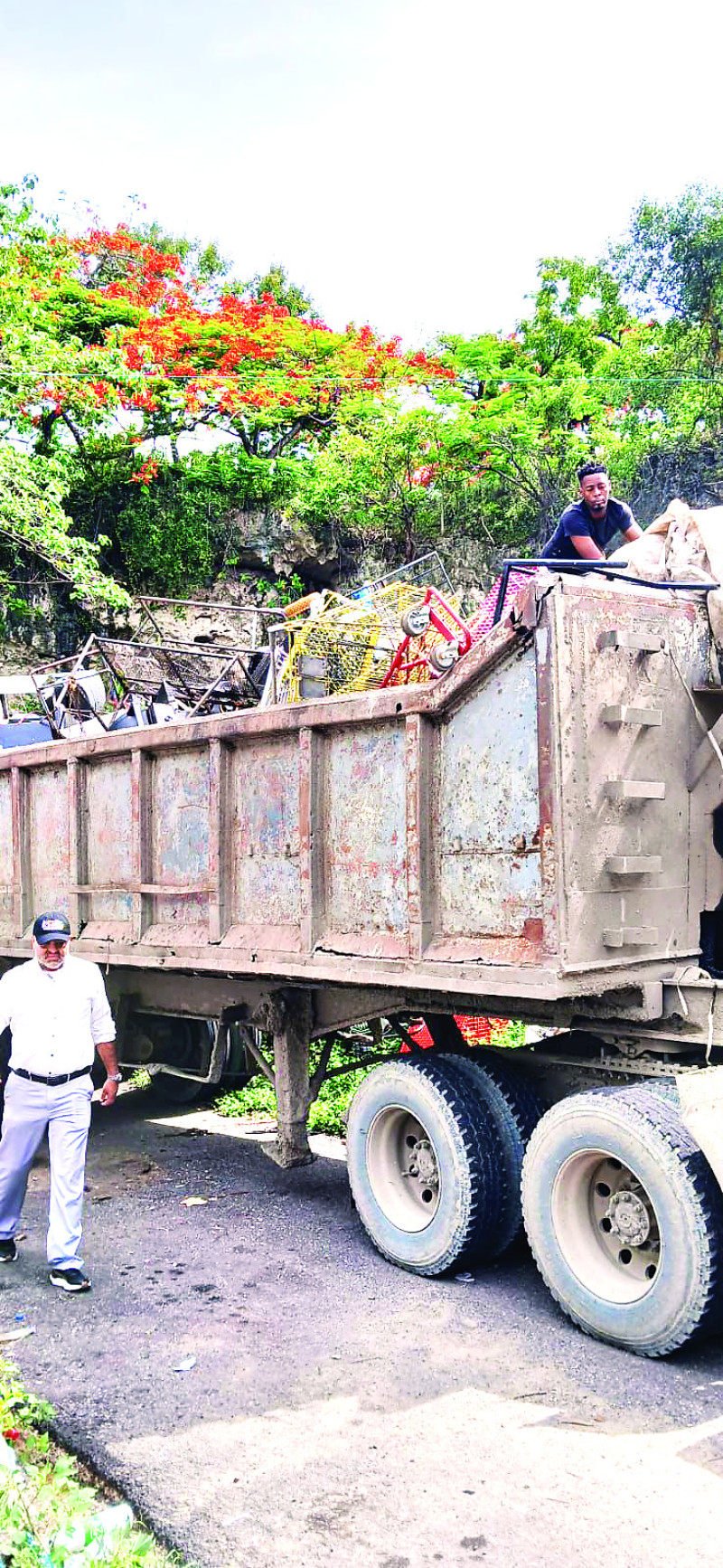 Ayuntamiento del DN inicia retiro de chatarras en el Mirador Sur