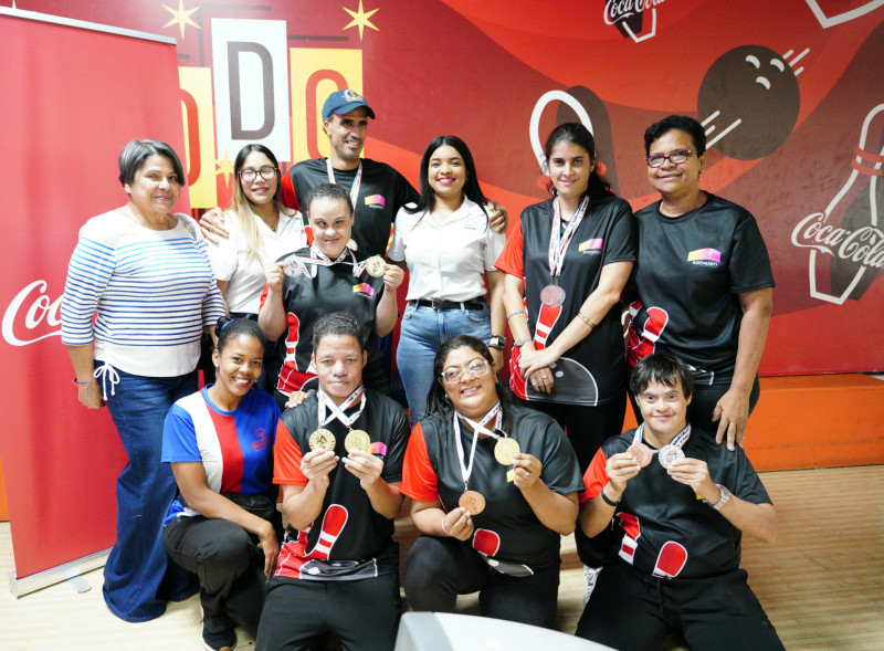 Atletas Especiales muestran sus habilidades en torneo de boliche