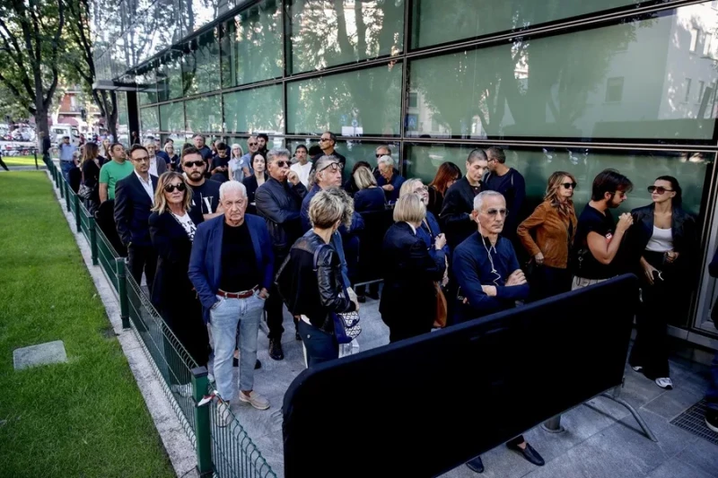 Milán da el último adiós al «rey» de la moda, Giorgio Armani