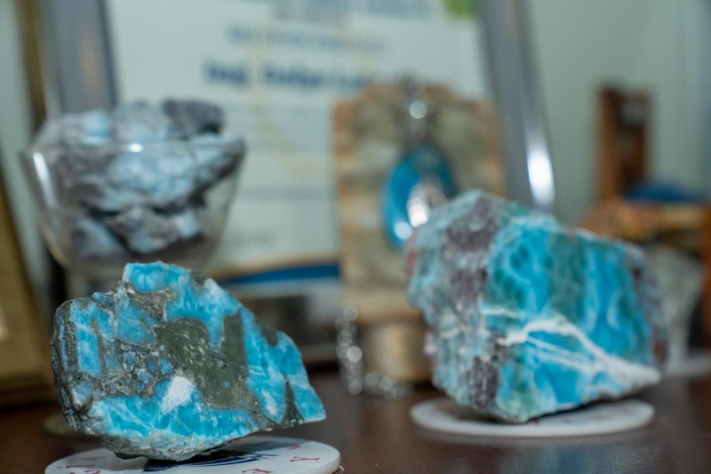 El larimar: la belleza de una gema que encanta y produce