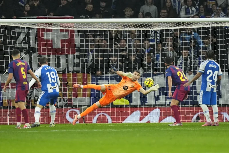 Joan García, portero del Barcelona que gana el derbi, minimiza ...