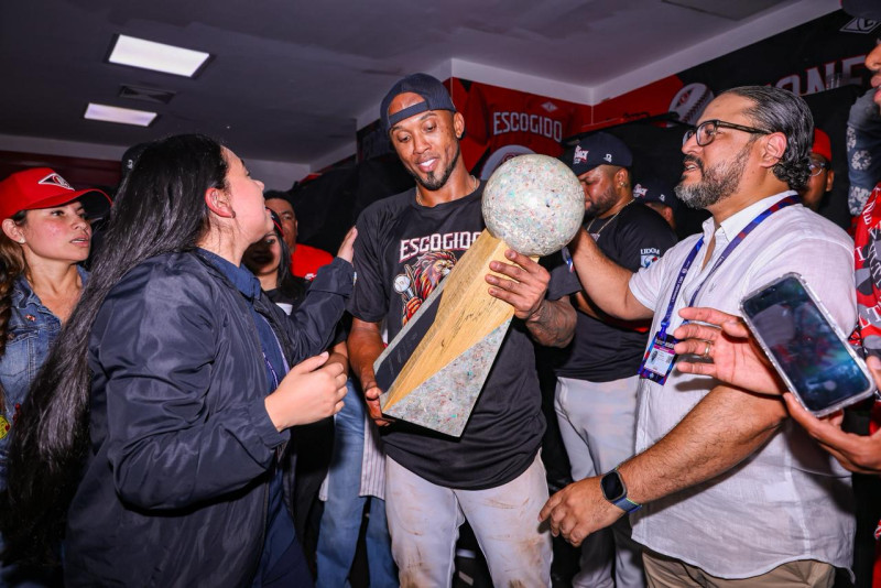 Alcides Escobar completó su "ciclo dorado" al ganar en RD