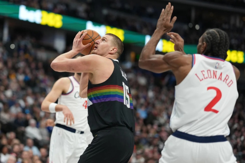 Nikola Jokic regresa tras lesión de rodilla y guía a Nuggets a triunfo ...