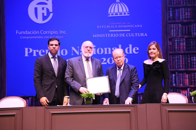 Entregan Premio Nacional de Literatura a Pedro Vergés