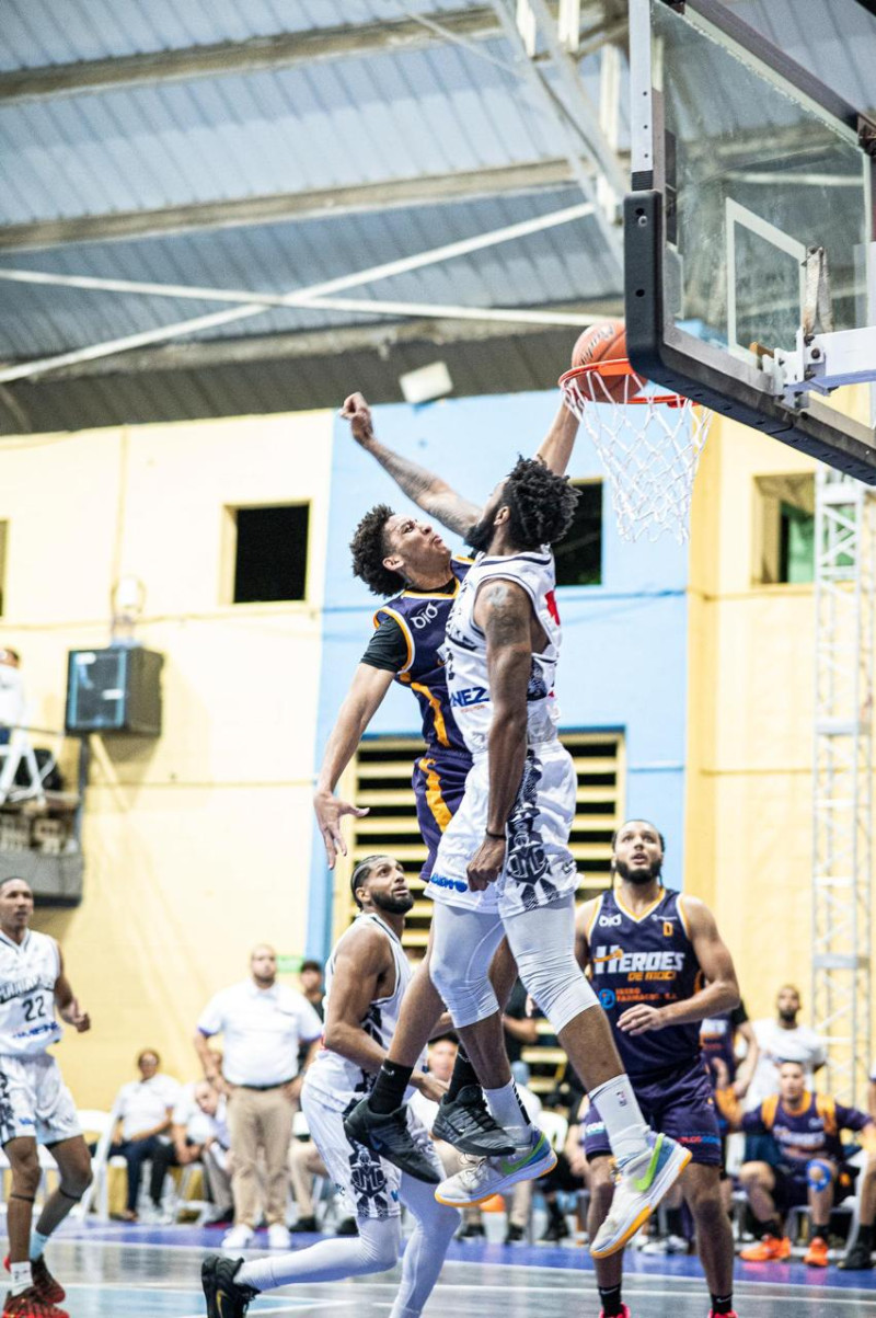Emmanuel Omogbo anota un triple decisivo en la victoria de los ...