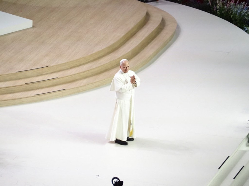 El papa León XIV y Bad Bunny tuvieron un breve encuentro en Madrid