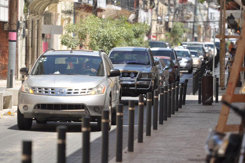 La falta de parqueos afecta la Zona Colonial