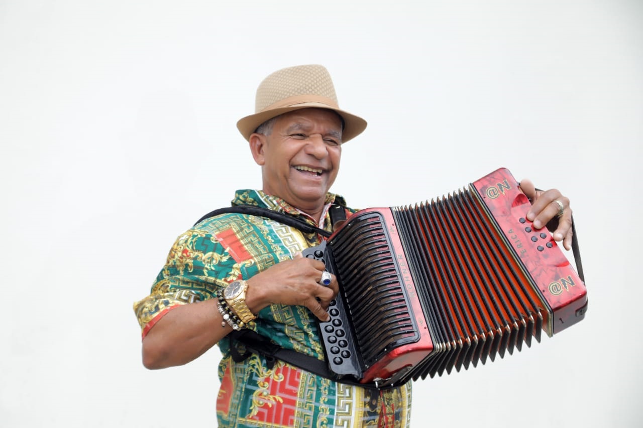 Español Núñez, el merenguero típico dominicano que a sus 77 años se ...