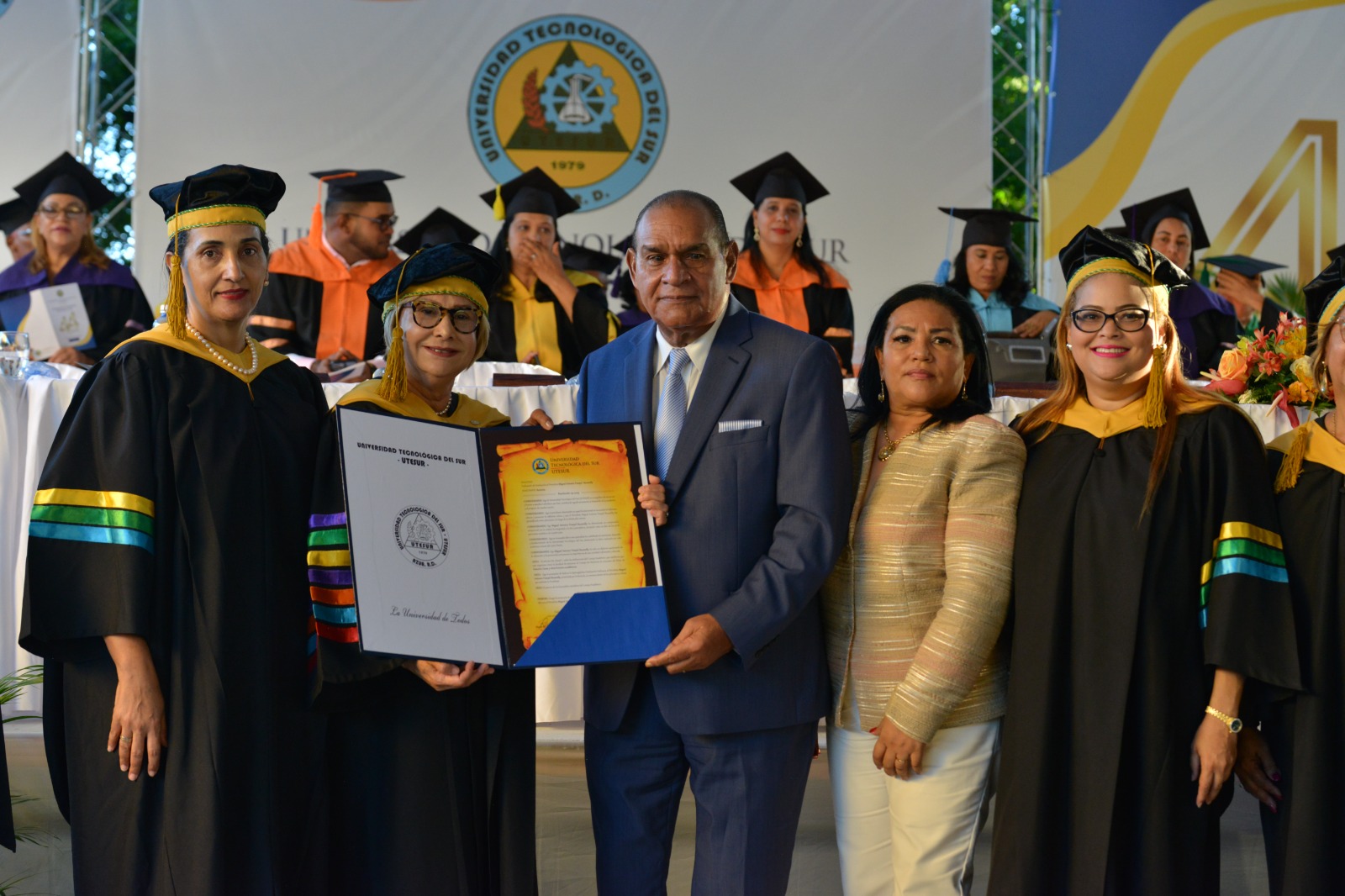 UTESUR dedica su septuagésima graduación al periodista Miguel Franjul