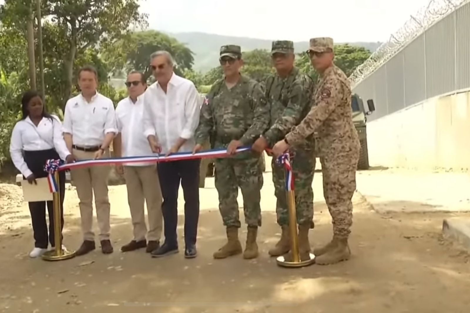 Abinader inaugura primer tramo de la verja fronteriza; garantiza ...