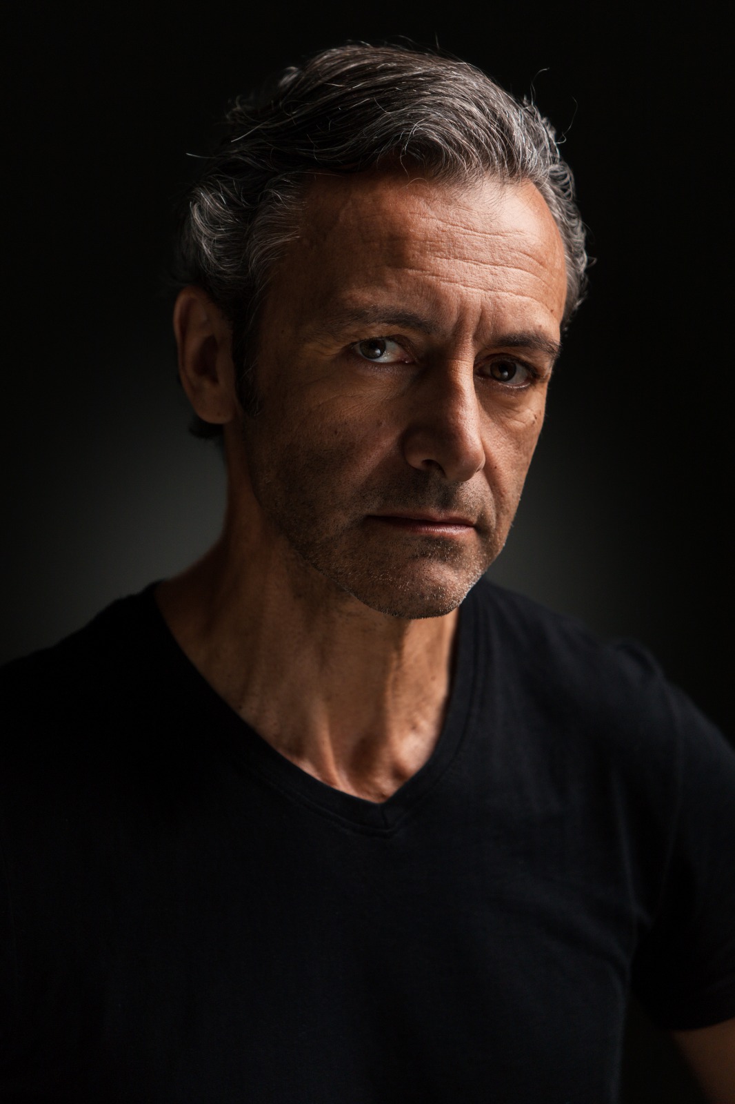 Conoce a Vic Gómez, el actor español que tras 20 años de carrera se ...