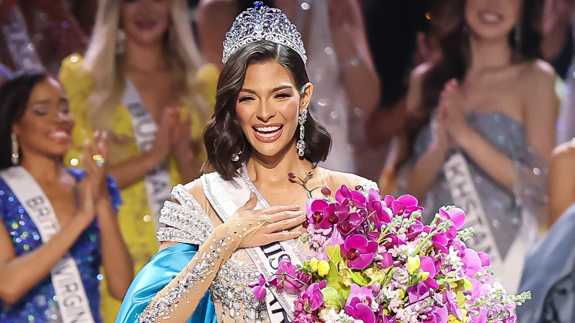 Miss Universo le regaló a Sheynnis la corona de su año de reinado ...