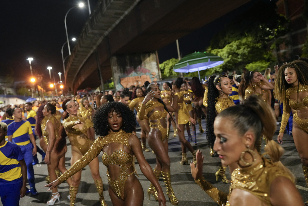 Desfiles callejeros prenden la fiesta en Río de Janeiro a tres semanas ...