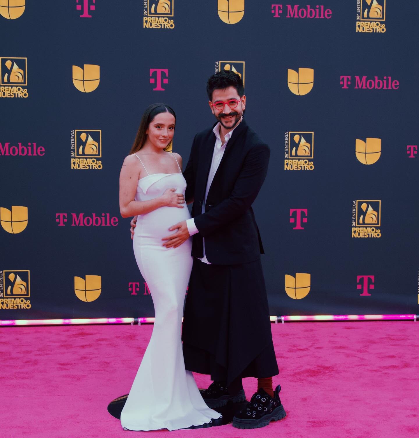 Amaranto en Lo Nuestro, Eva Luna luce "su pancita" de embarazada, desfila acompañada de Camilo