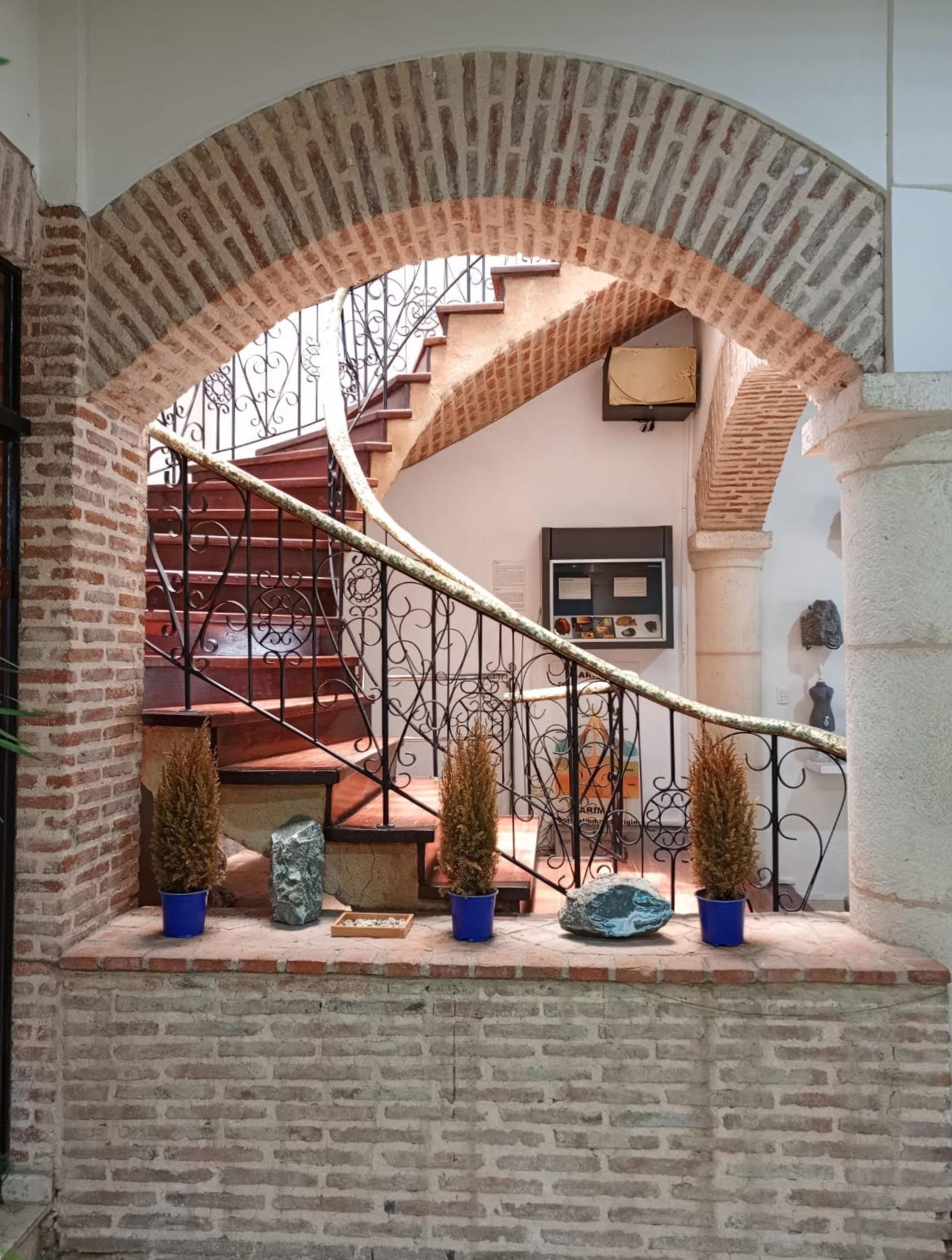 El larimar: la belleza de una gema que encanta y produce