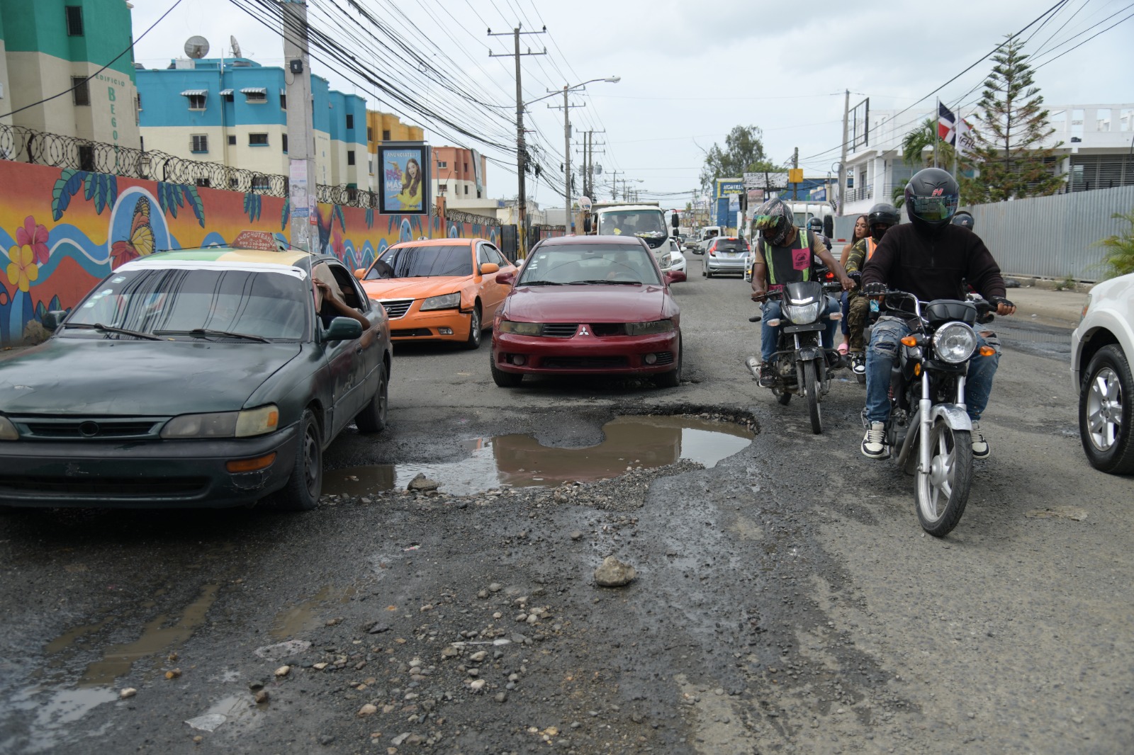 Avenida Isabel Aguiar está llena de hoyos y agua sucia