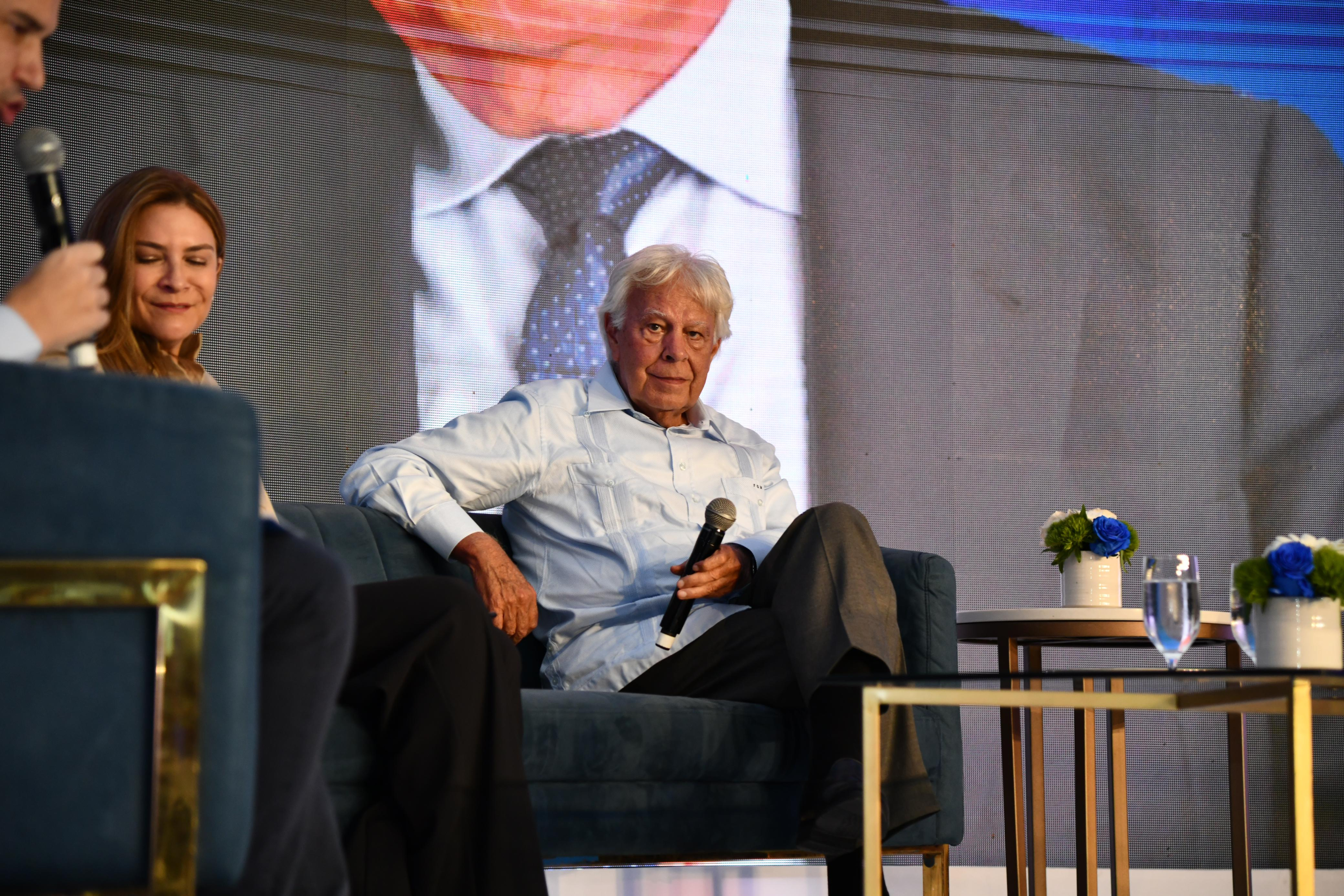 Felipe González asegura que Trump "está rematadamente loco" y pide que ...