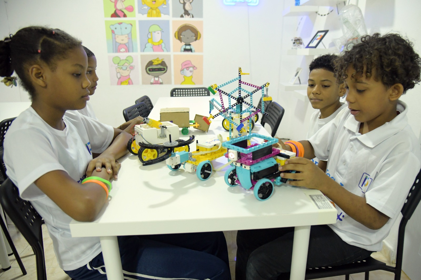 Niños dibujan su futuro en el centro “Perfecto Labs” de Yamasá