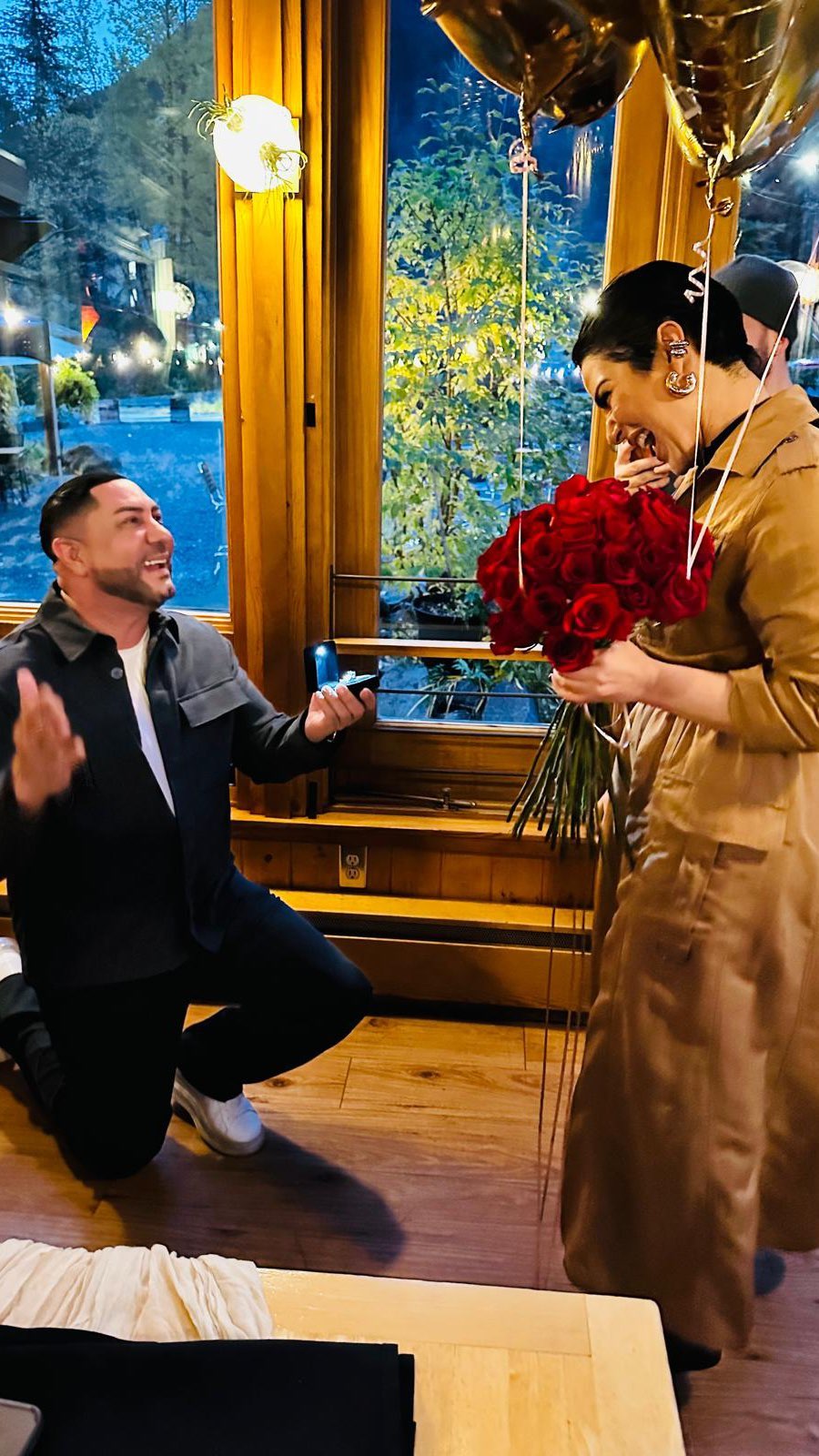 Marcos Yaroide sorprende a su esposa con un nuevo anillo de boda en su ...