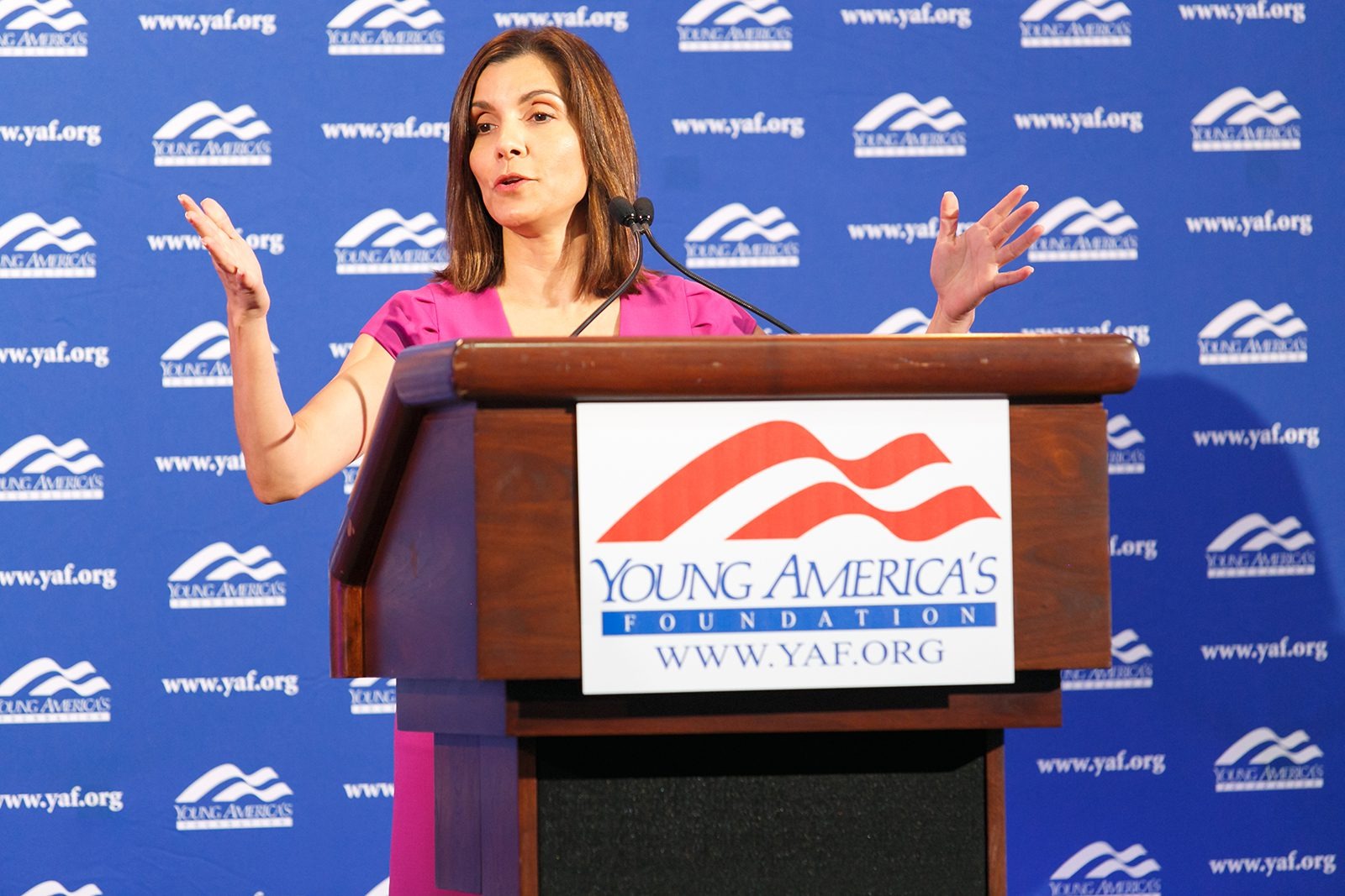 Conozca a Leah Campos: Conservadora, exagente de la CIA y excandidata ...